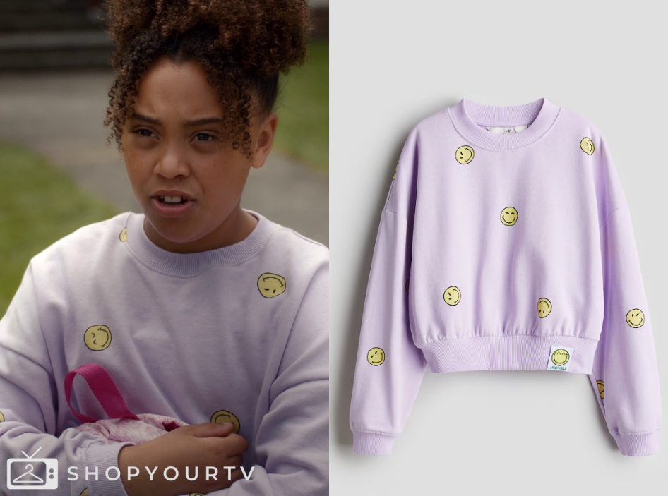 Ginny and Georgia: Season 3 Episode 2 Young Ginny's Smiley Sweater ...